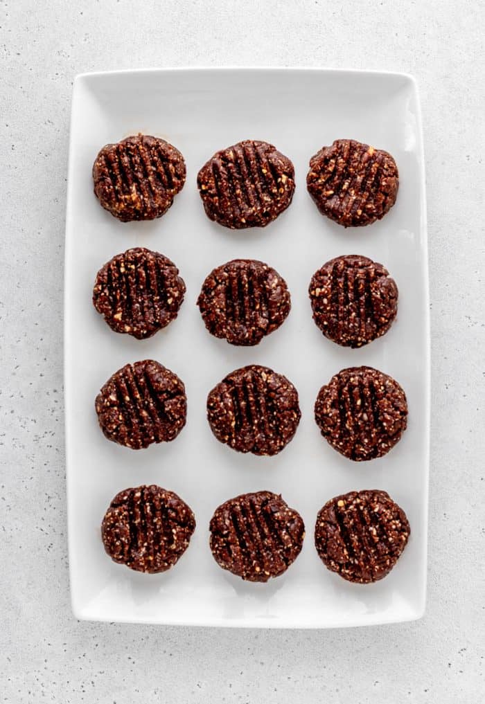 Raw Peanut Butter Chocolate Chip Cookies {Vegan}