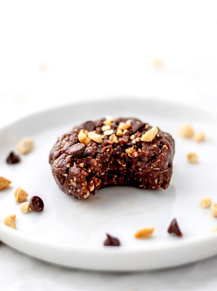 Raw Peanut Butter Chocolate Chip Cookies {Vegan}