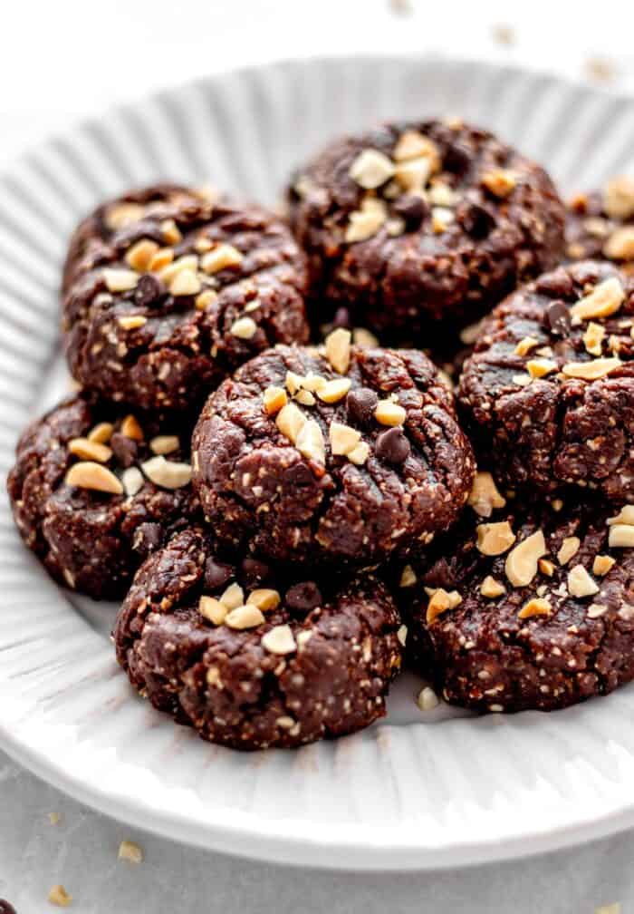 Raw Peanut Butter Chocolate Chip Cookies {Vegan}